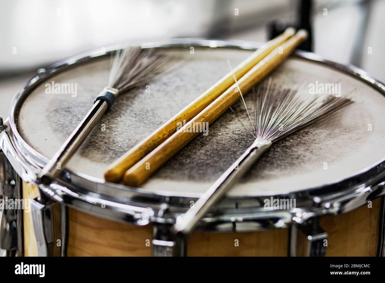 Le tambour colle et les brosses métalliques sur un vieux tambour en ...