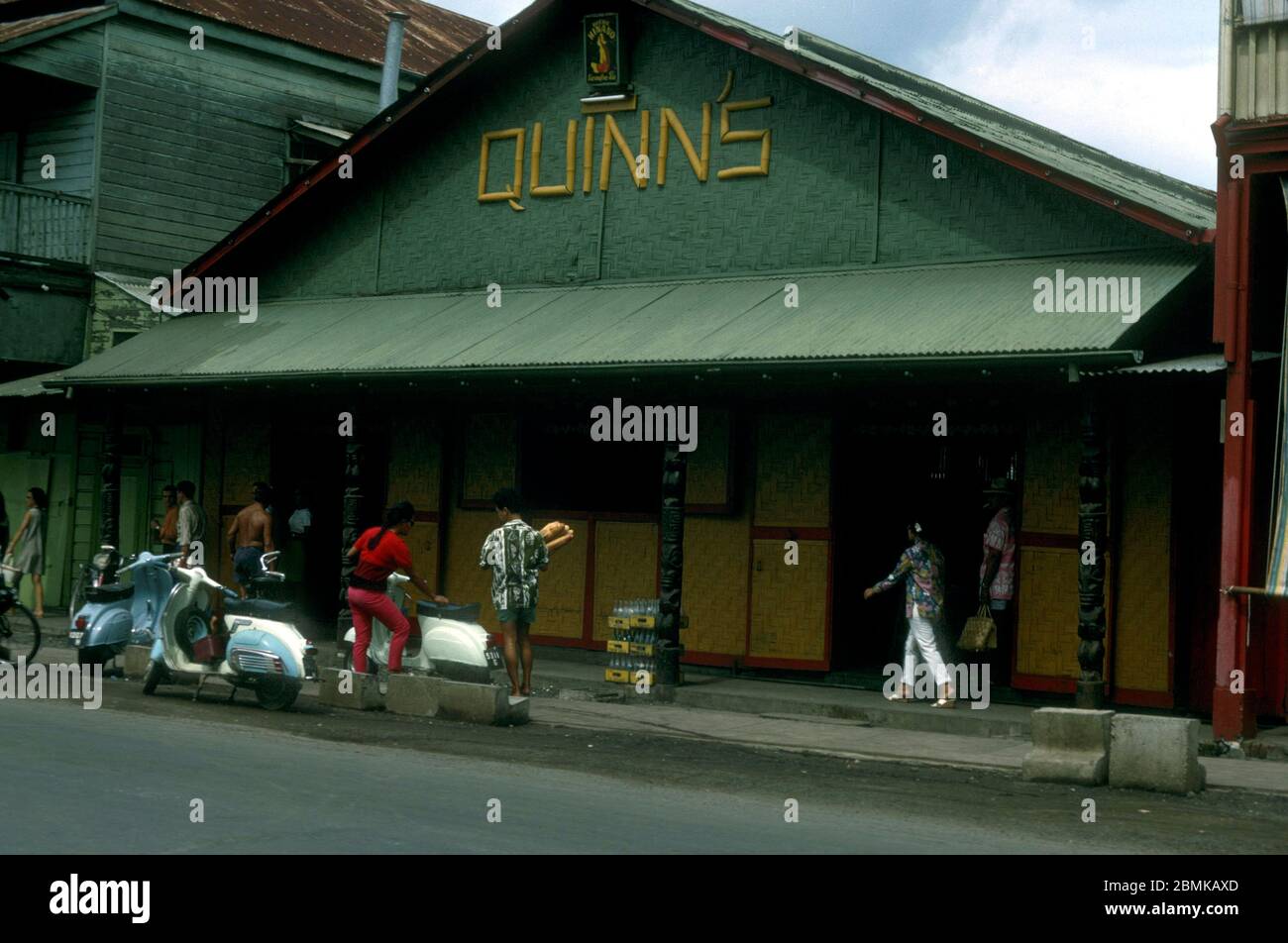 Bar et cabane tahitienne de quinns Banque de photographies et d’images ...