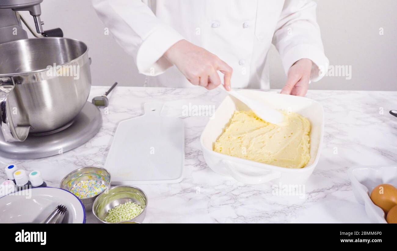 Mélanger les ingrédients pour cuire le gâteau en feuille avec la ...