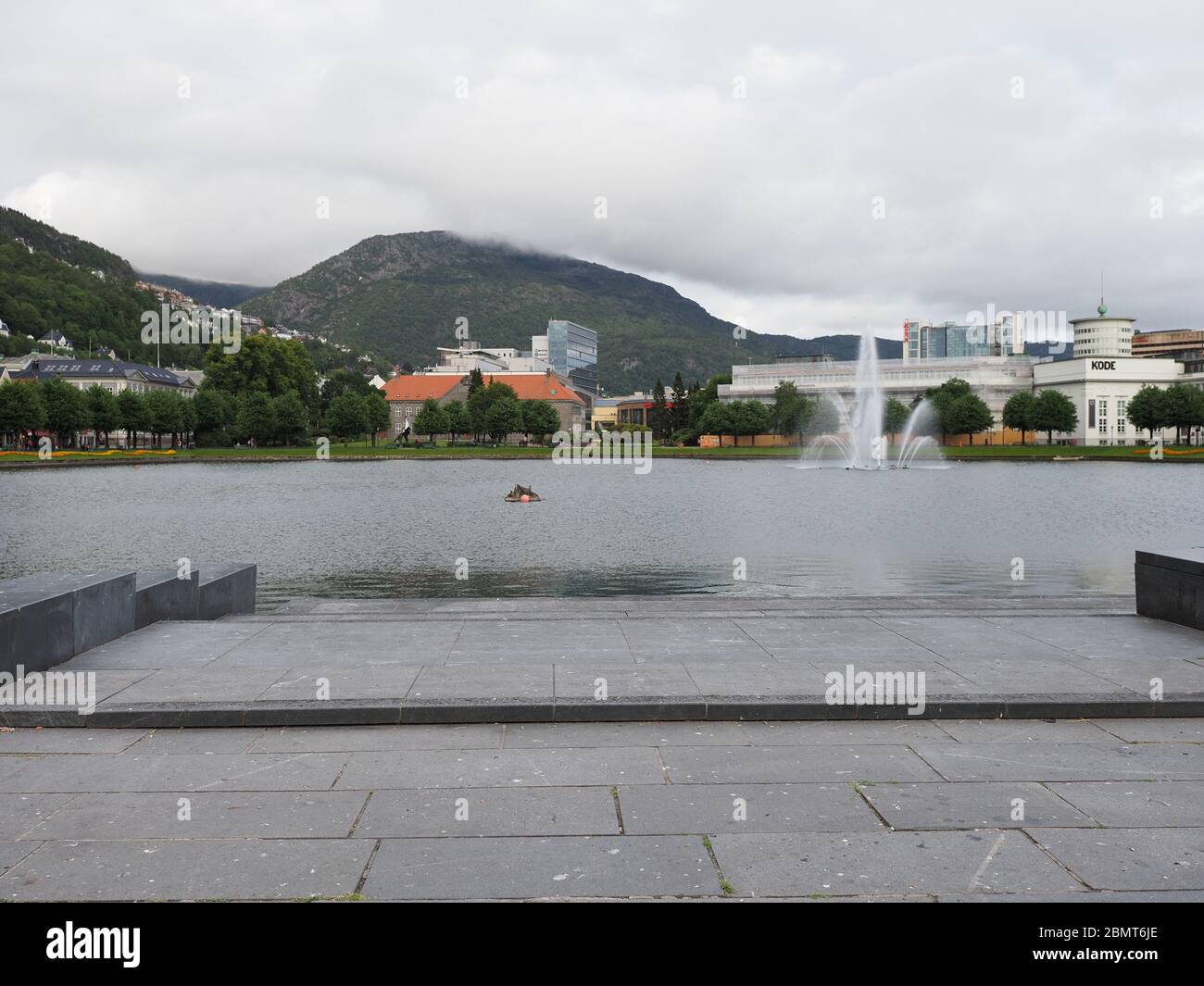 Lille Lungegardsvannet ou lac Smalungeren avec fontaine dans la ville ...