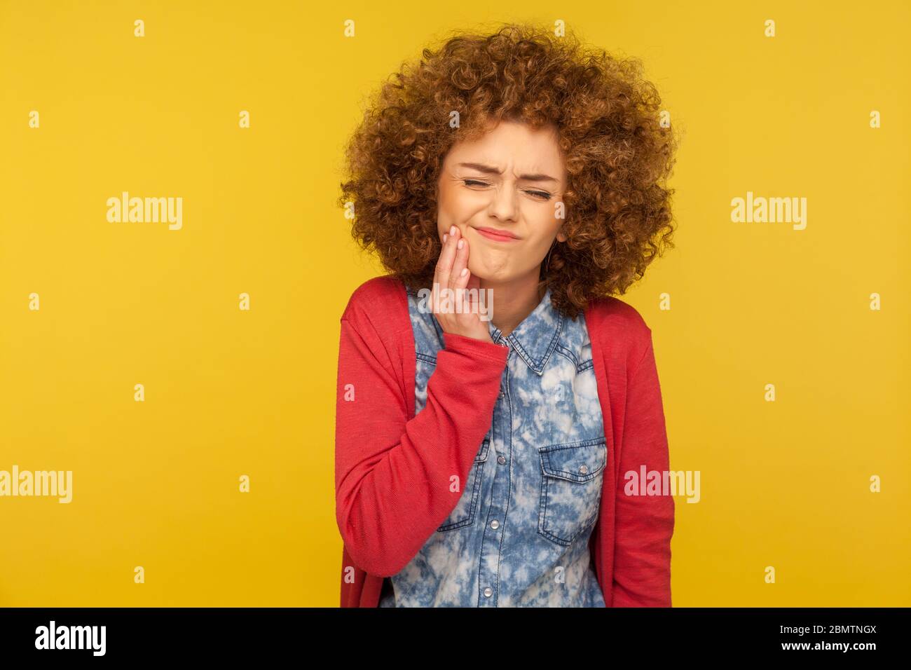 Problèmes dentaires. Portrait d'une femme malsaine avec des cheveux ...