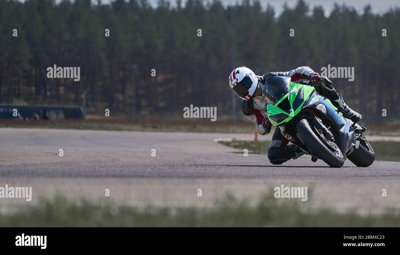 moto sur la route. s'amuser à conduire la route vide sur une moto ...
