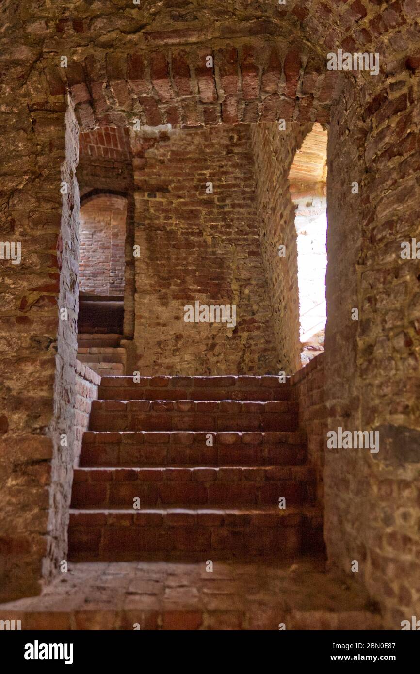 escalier en brique de terre cuite au sous-sol, prisons, donjons Photo ...