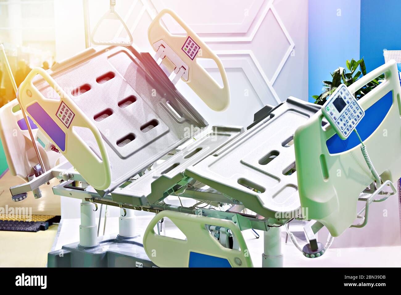 Lit hospitalier moderne avec réglage de l'inclinaison Photo Stock - Alamy