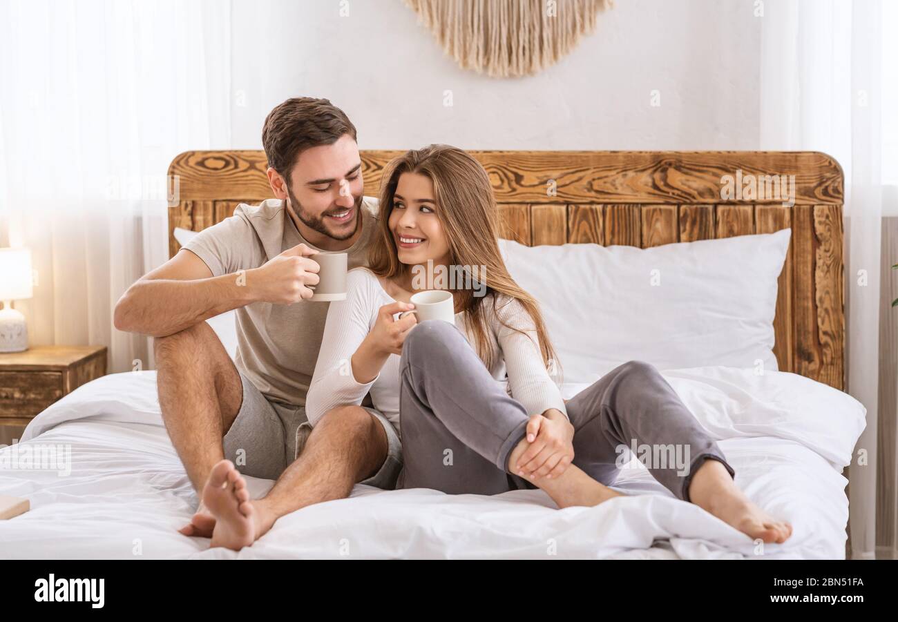 Couple au lit Banque de photographies et d’images à haute résolution ...