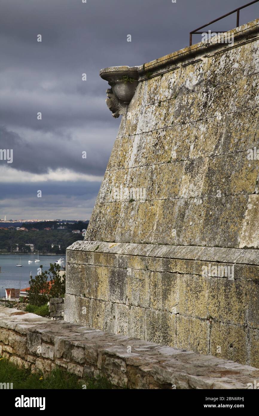 Murs de la forteresse de pula Banque de photographies et d’images à ...