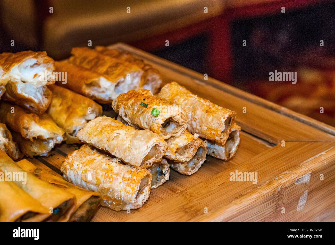 Courbine jaune frite enveloppée de pâte de soja plat à la peau le ...