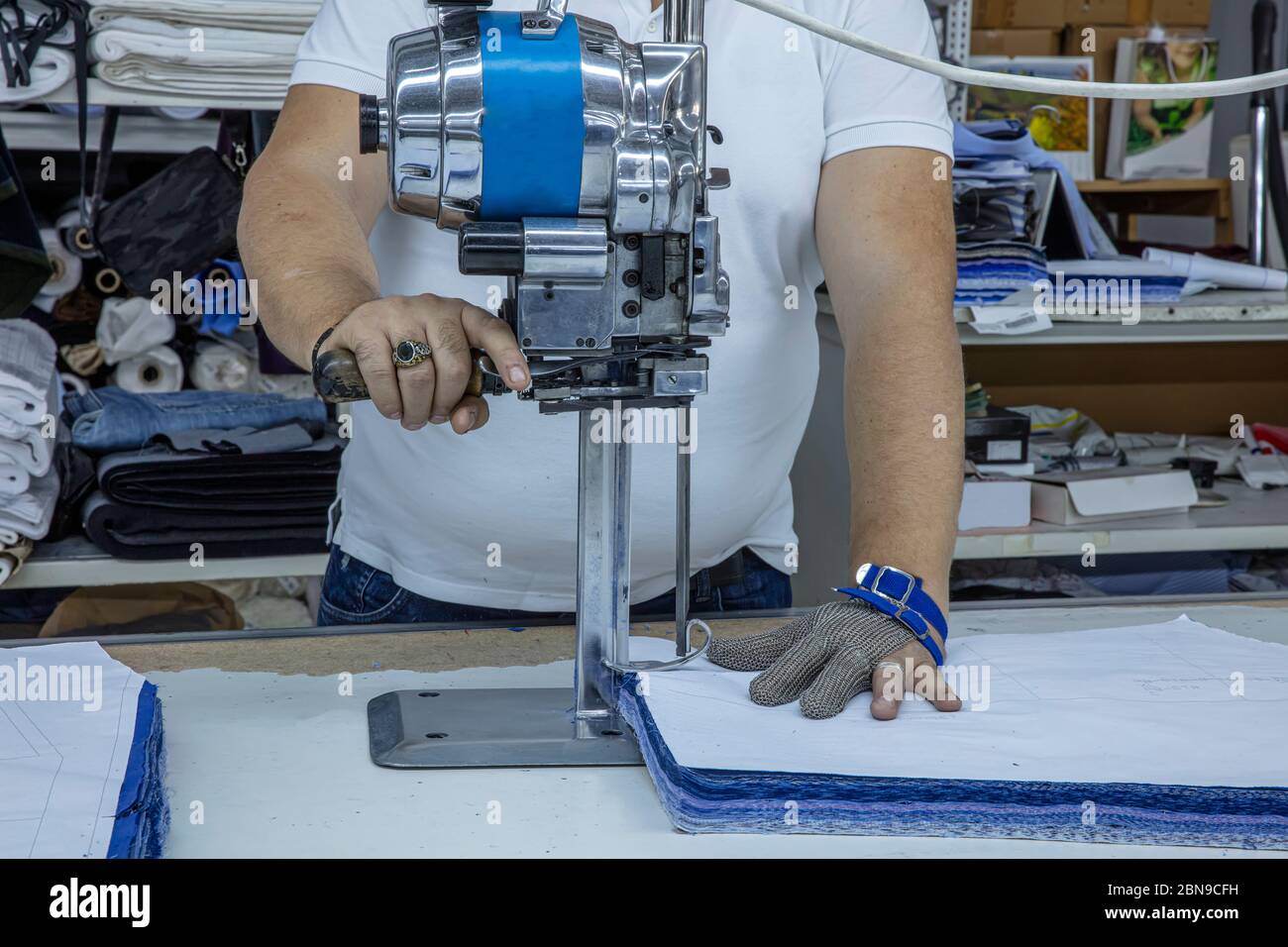 Travailleur utilisant un couteau - une grande machine pour couper des ...