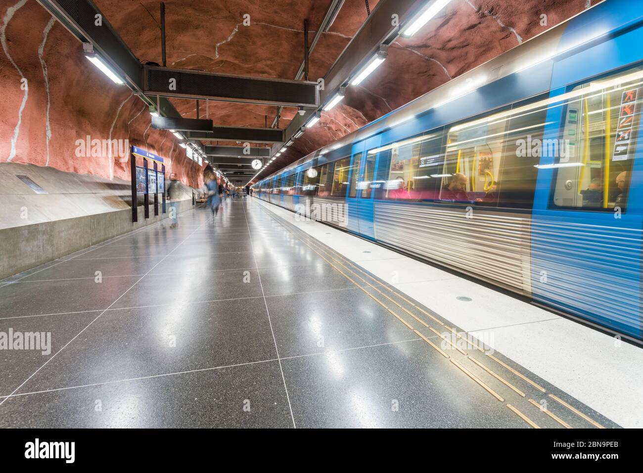 Station de métro Radhuset à Stockholm avec départ du train Photo Stock ...