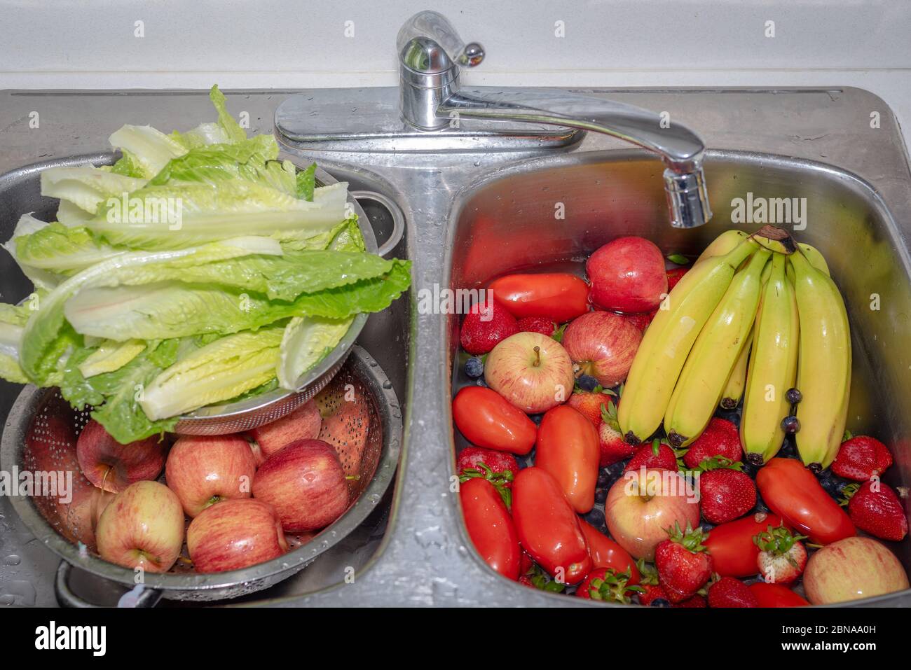 Laver les fruits et légumes frais achetés à l'épicerie pour éliminer le ...