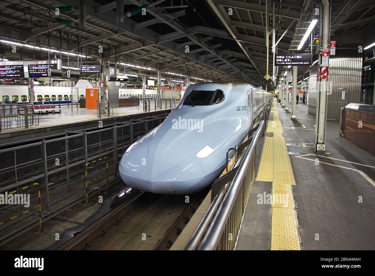 Train shinkanzen Banque de photographies et d’images à haute résolution ...