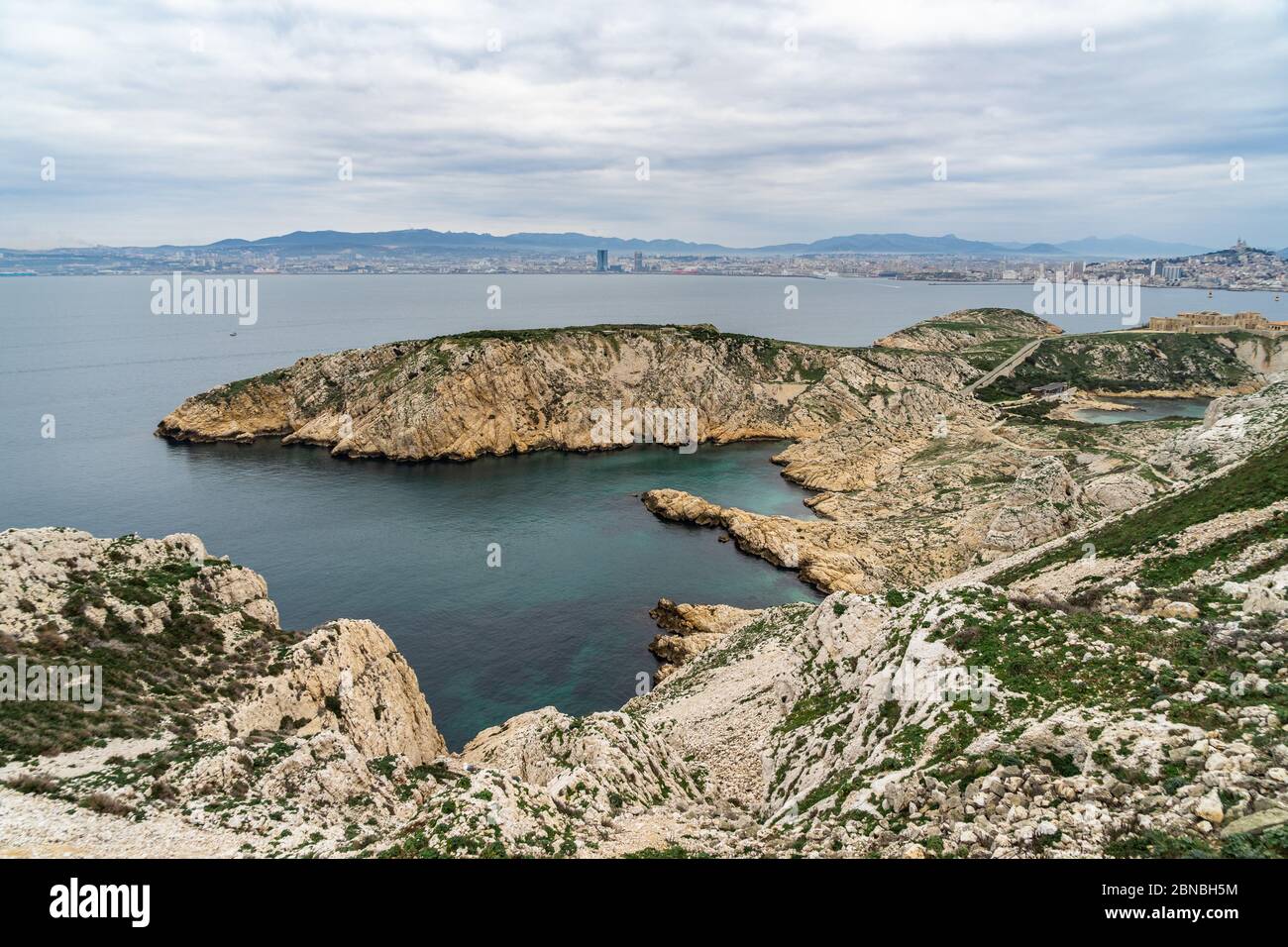 Vue imprenable sur le paysage de l'île de Ratonneau, qui fait partie de ...