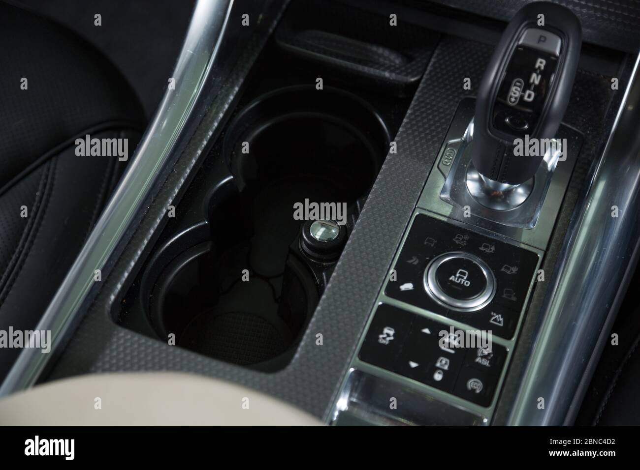 Détails noirs sur la console centrale d'une voiture de luxe moderne ...