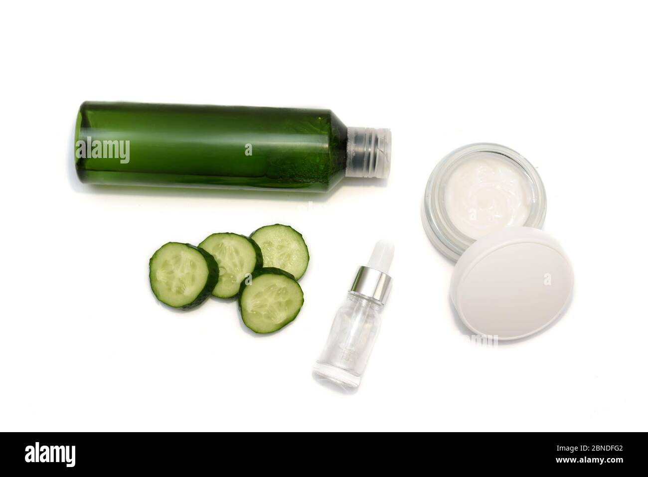 Bouteilles de cosmétiques et bocal ouvert de crème pour le visage ou le ...