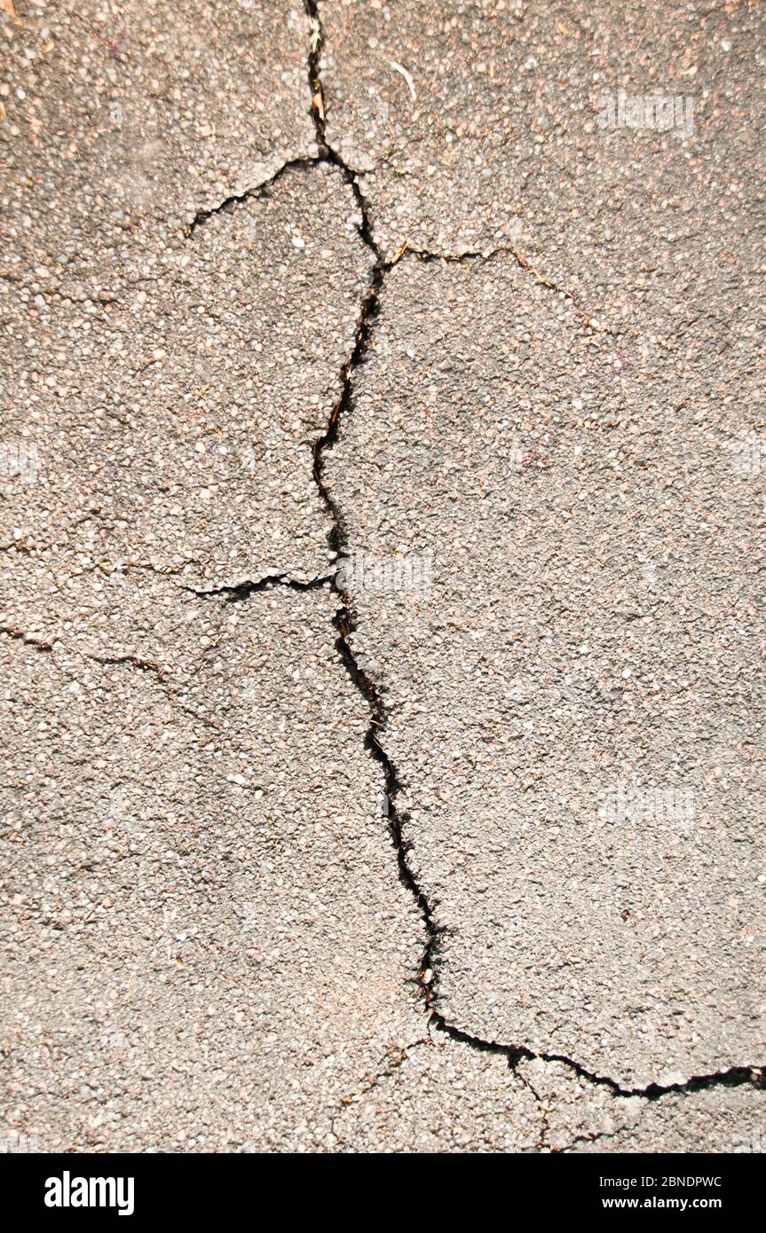Cracked asphalt Banque de photographies et d’images à haute résolution ...