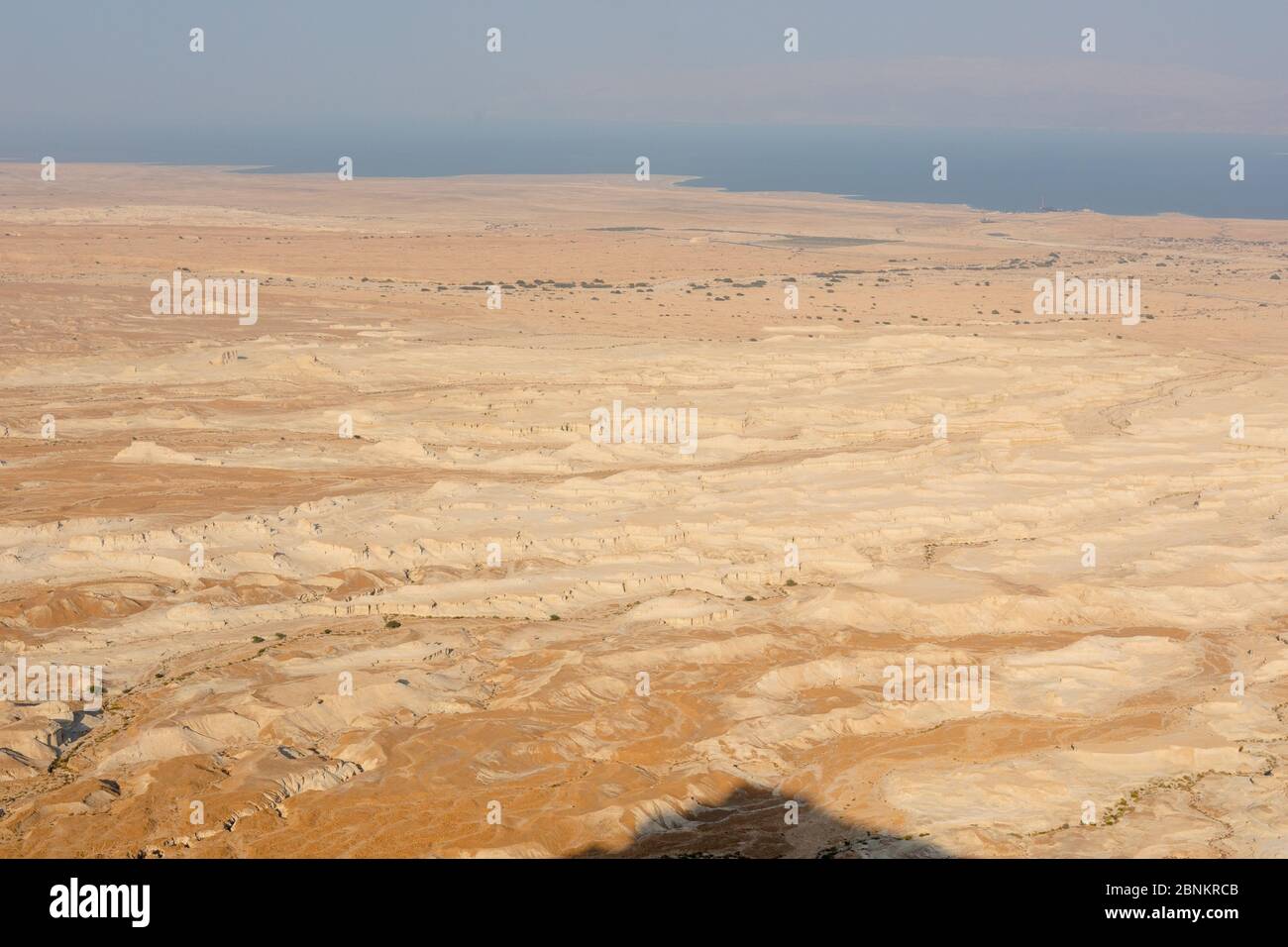 Vue sur la côte de la mer Morte depuis les ruines de la forteresse de ...