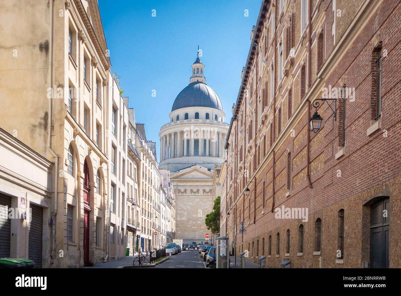Paris, Ile de france/ France: Panthéon vu de la rue parisienne dans le ...