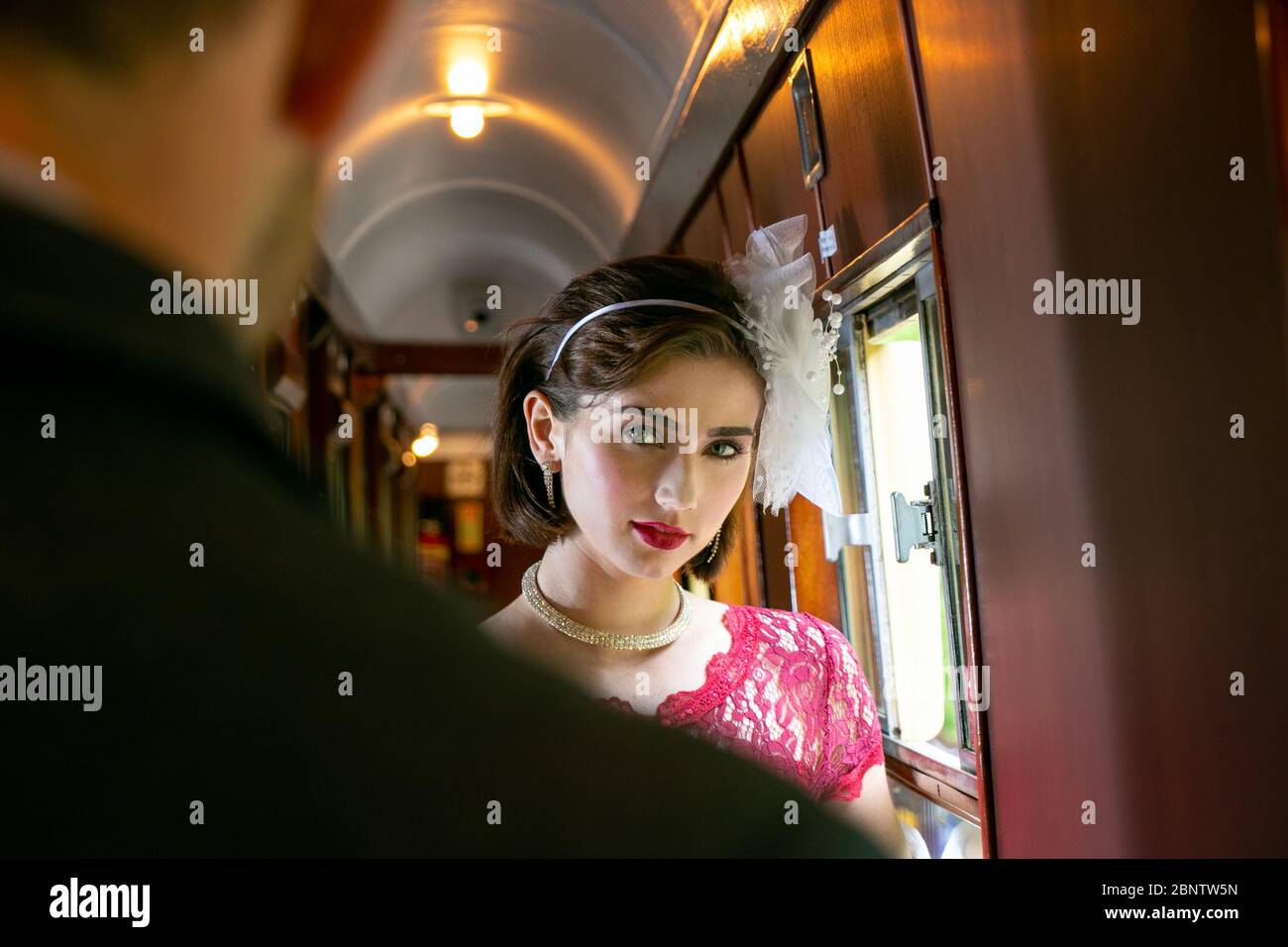 Portrait de la belle femme en robe vintage debout dans le couloir du ...