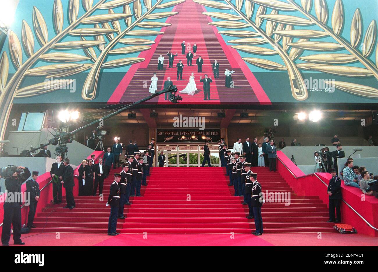 CANNES, FRANCE. 1997 mai : marches de tapis rouge du Palais des ...