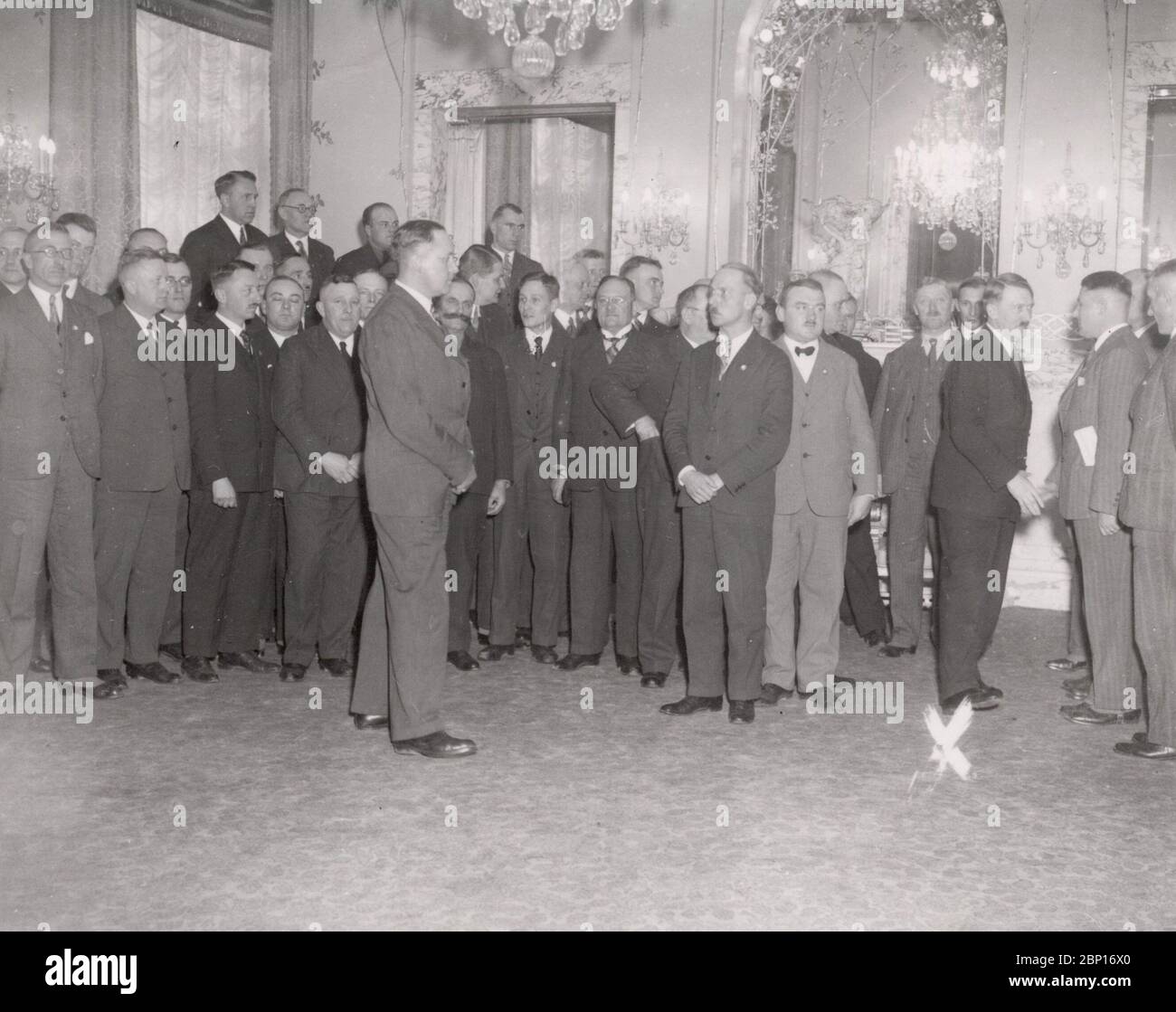 Hitler rencontre les participants à la conférence dans le Preussenhaus ...