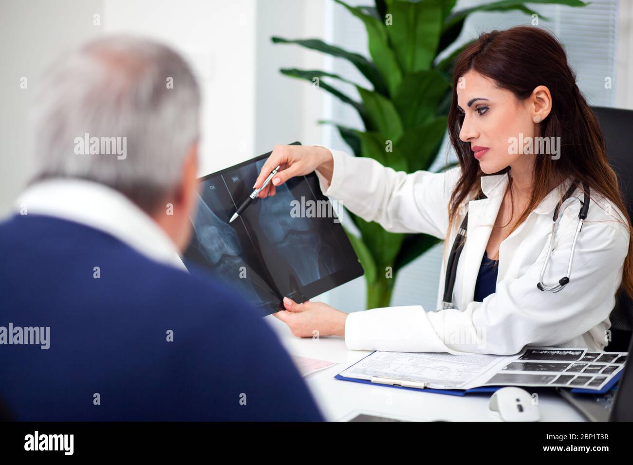 L'examen d'un médecin avec son patient de radiographie Photo Stock - Alamy