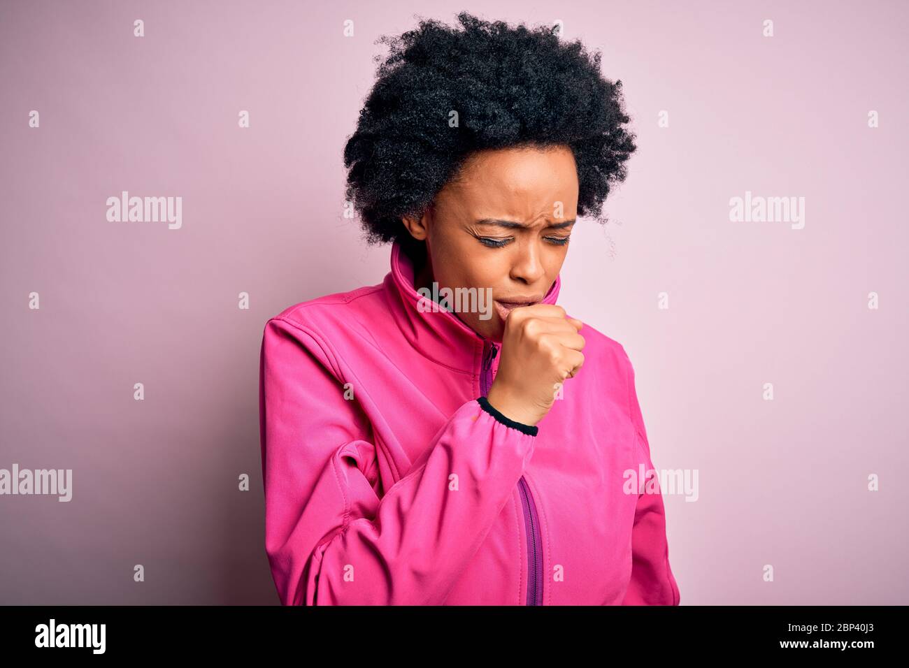 Jeune afro-américaine afro sportswoman avec cheveux bouclés portant ...