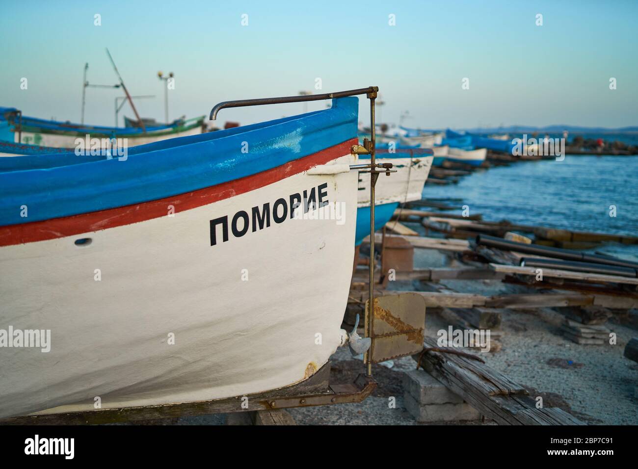 POMORIE, BULGARIE - 30 JUIN 2019 : les bateaux de pêche se tiennent sur ...