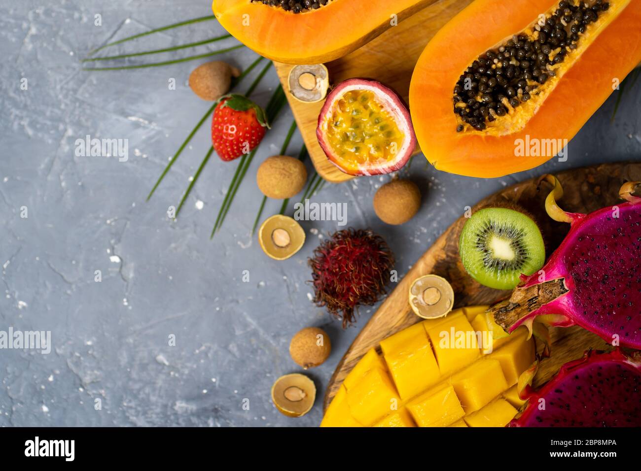 Un ensemble de papaye, de fruits de dragon, de rambutan, de tamarin, de ...