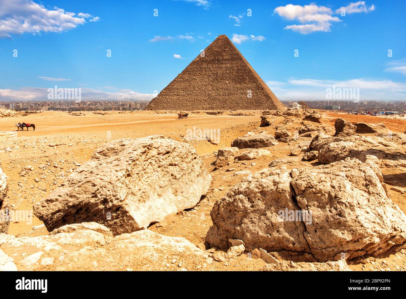La pyramide de Khéops et les pierres dans le désert de Gizeh, Egypte ...