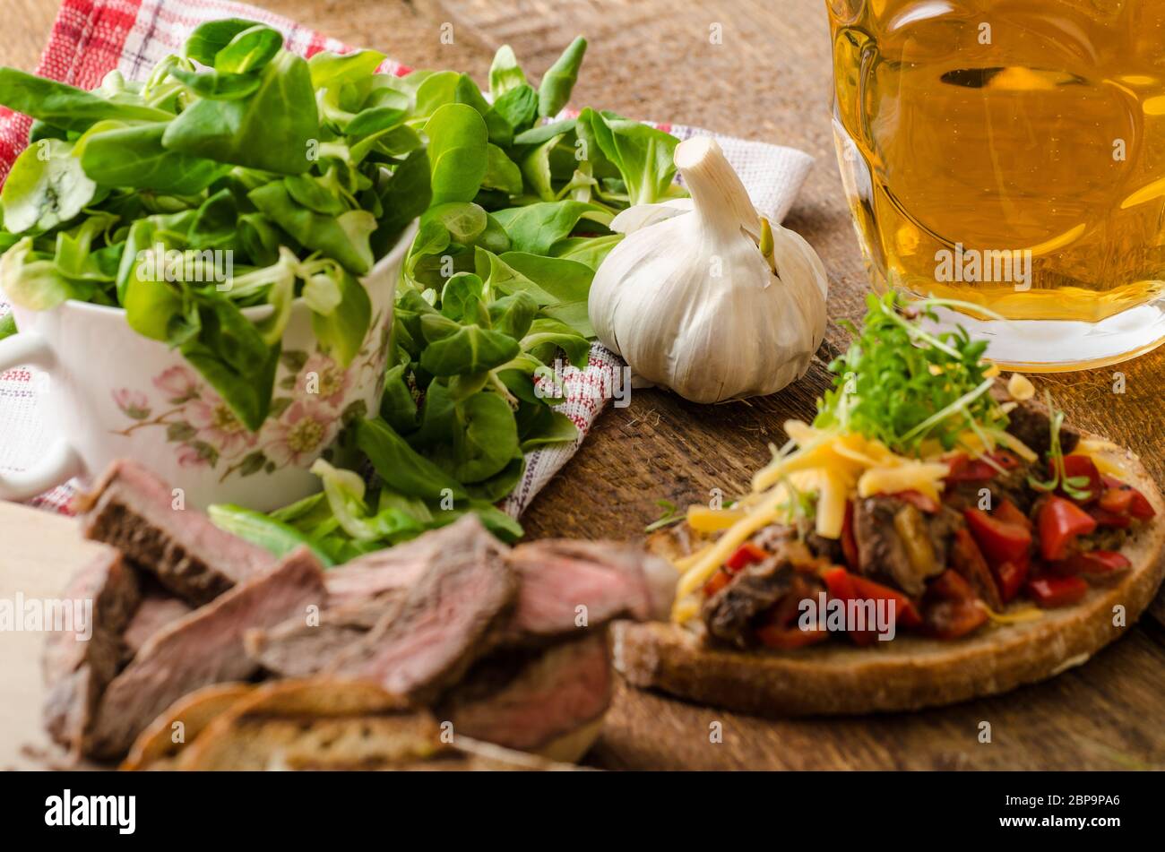 Devilish pain frit avec les piments forts et Pavé de boeuf, garni de ...