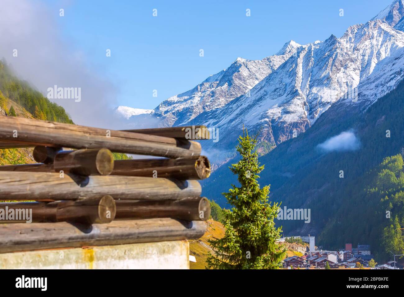 Alpes Suisses En Suisse, balcon en bois et les pics de neige à Zermatt ...