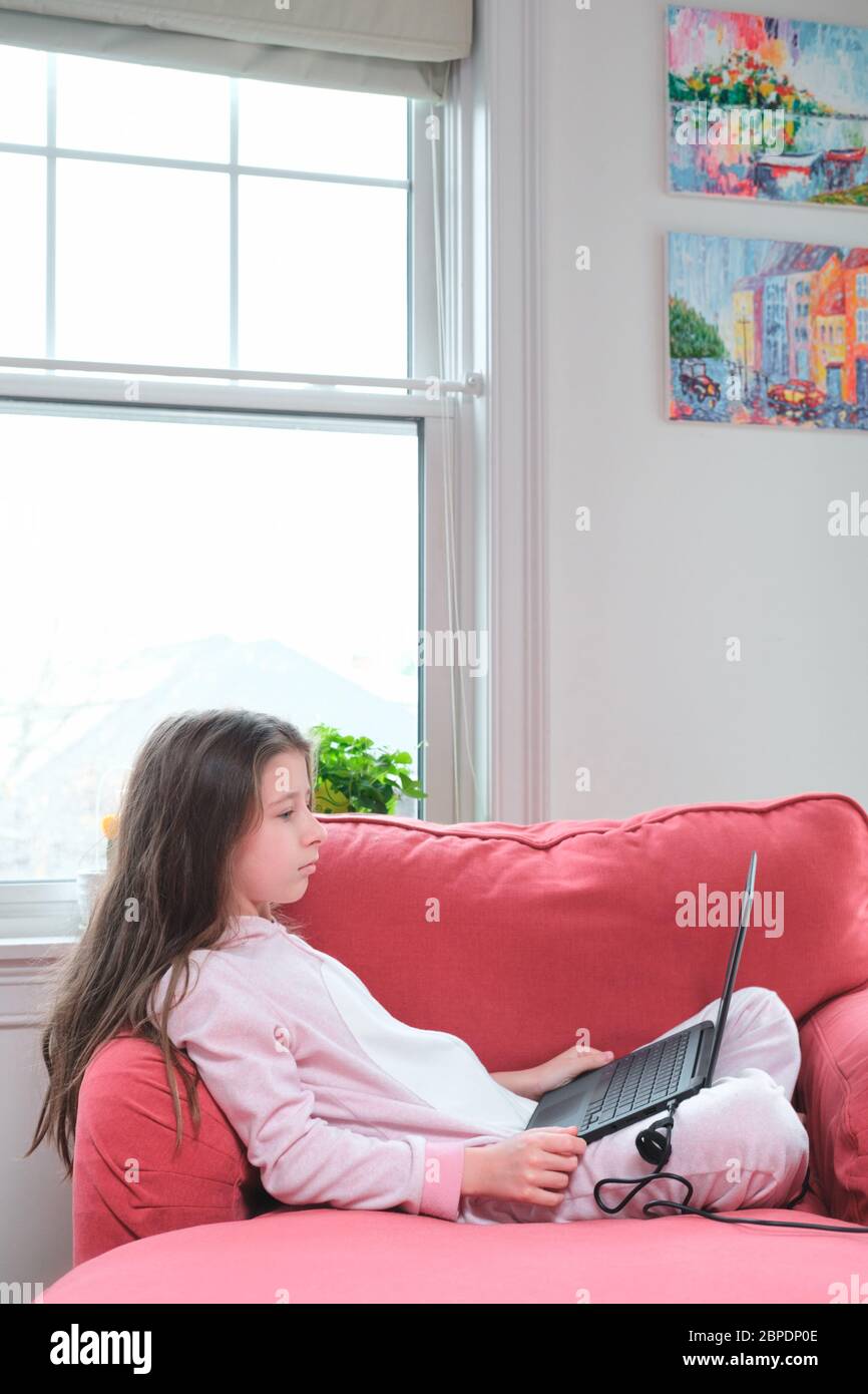 La jeune fille de pretteen s'enbien dans un confortable pyjama et un ...