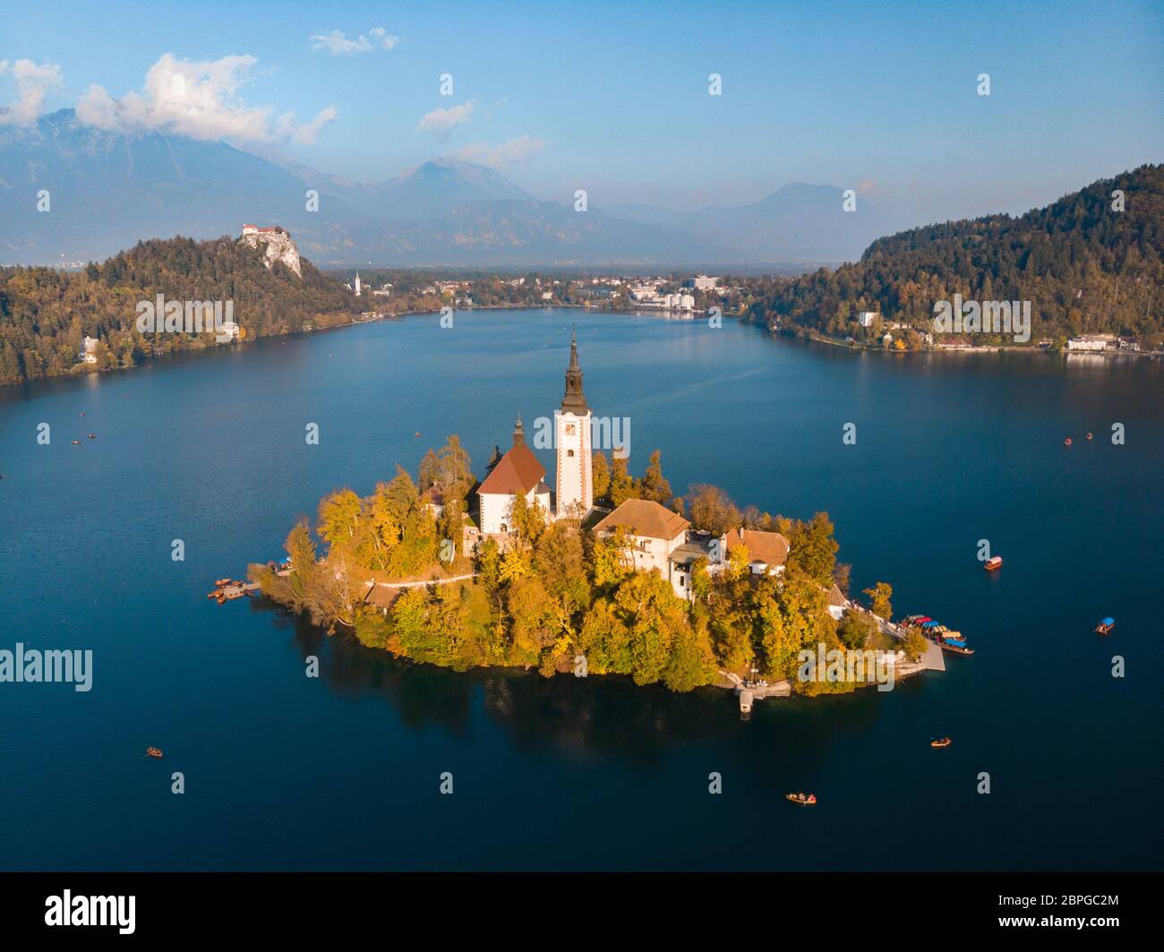 Vue aérienne de l'île de Bled sur le lac de Bled, et château et ...