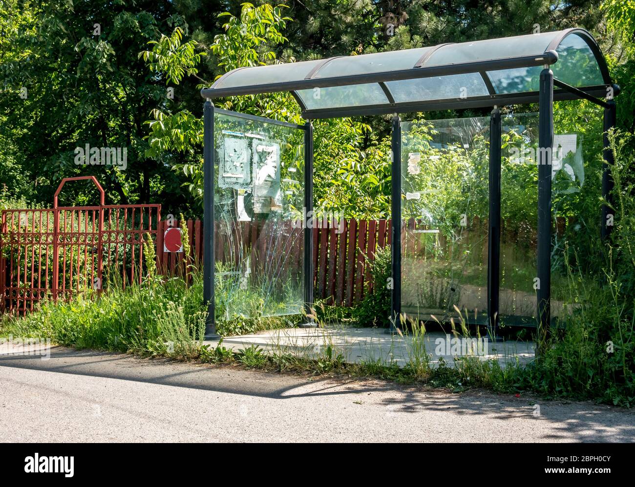 Arrêt de bus abandonné Banque de photographies et d’images à haute ...