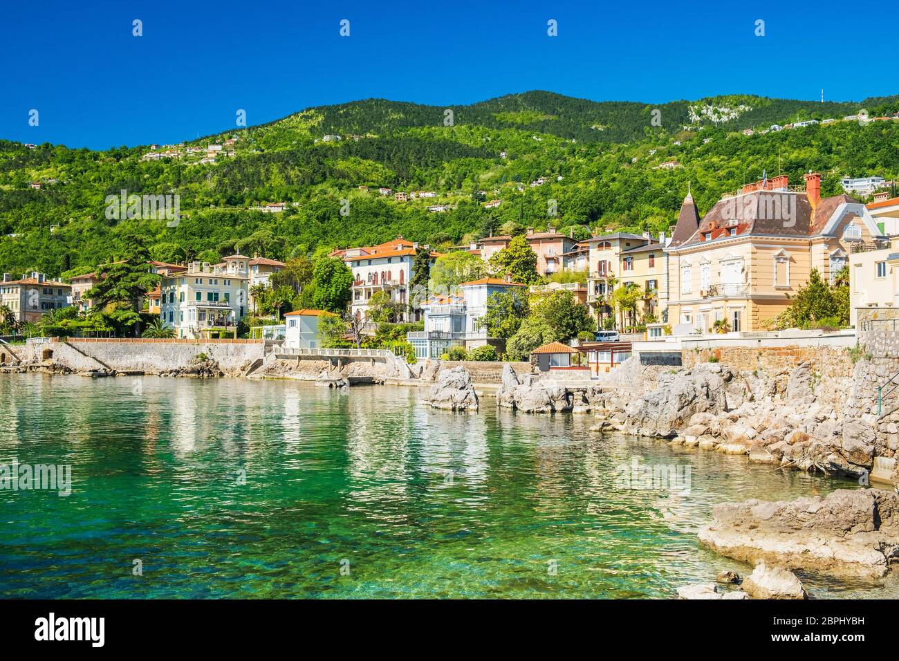 Belle mer Adriatique en Croatie, ville de Lovran riviera, villas de ...