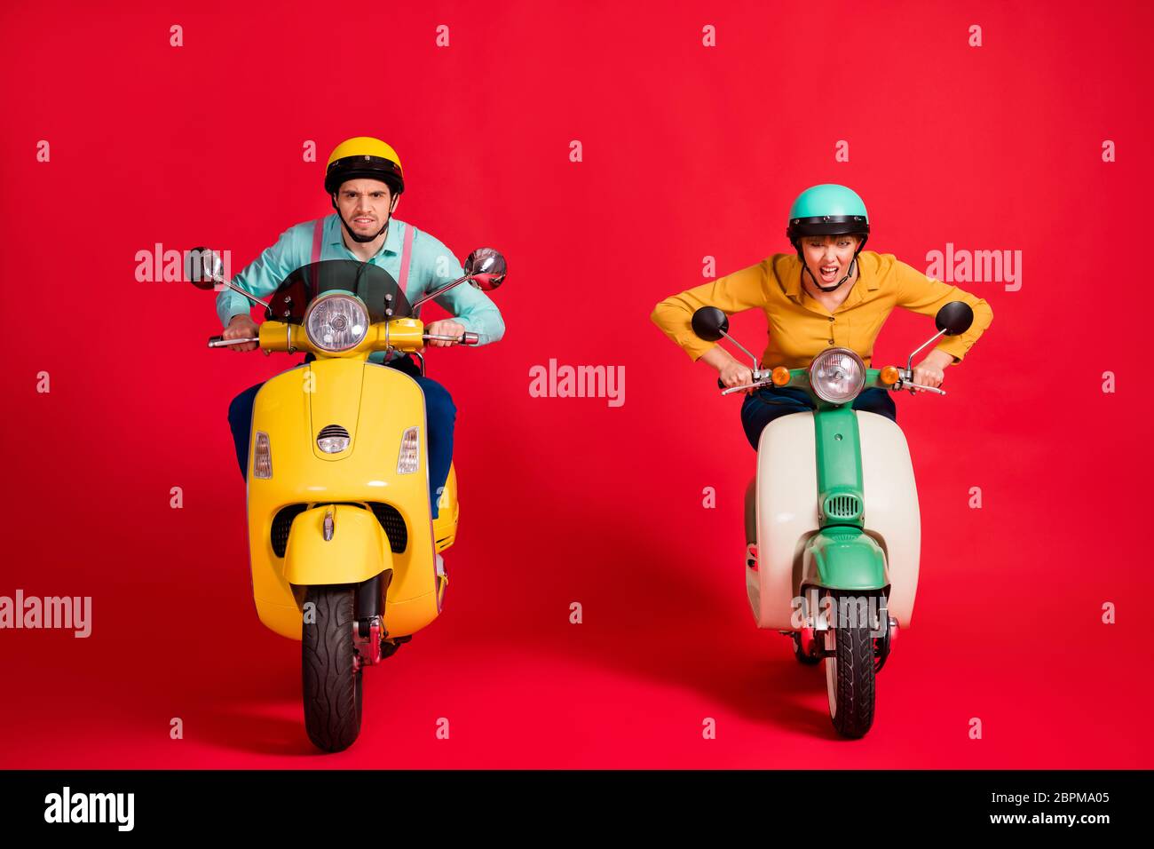 Portrait de son lui elle belle folle couple porté mobylette avec ...