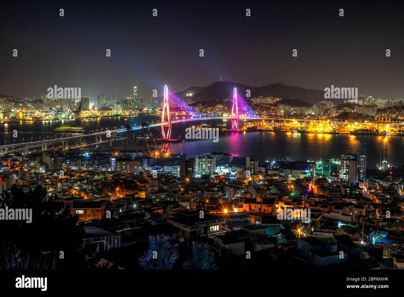Le pont du port de Busan est l'un des ponts célèbres de la corée du Sud ...