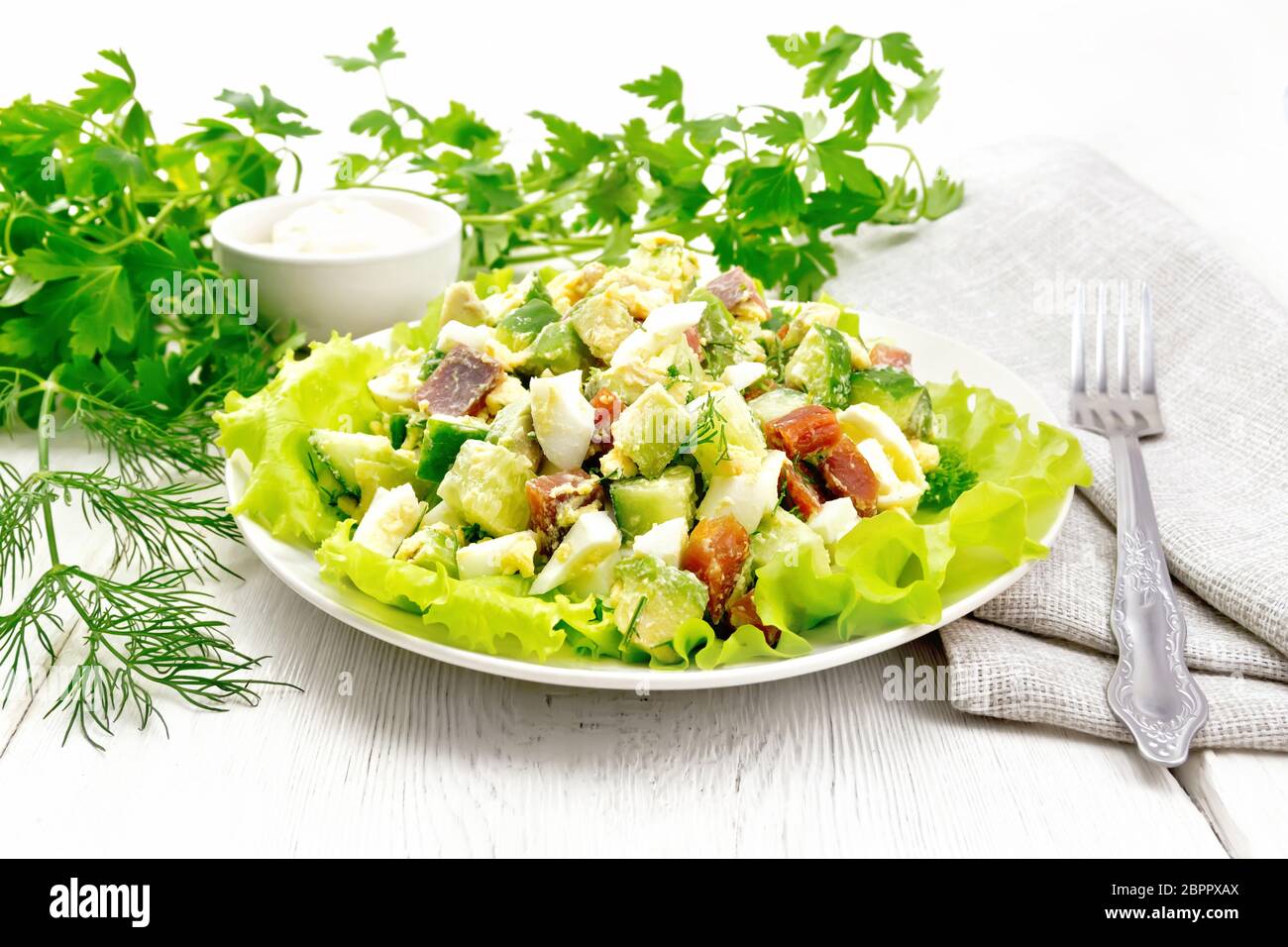 Salade de saumon, de concombre, des oeufs et de l'avocat avec de la ...