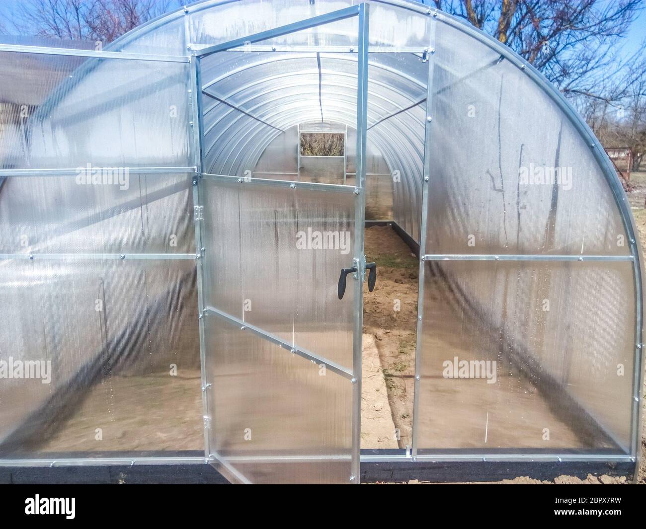 Pour les légumes de serre. Serre en polycarbonate assemblé à partir de ...