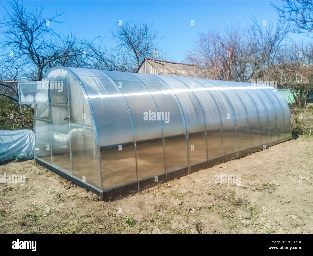 Pour les légumes de serre. Serre en polycarbonate assemblé à partir de ...