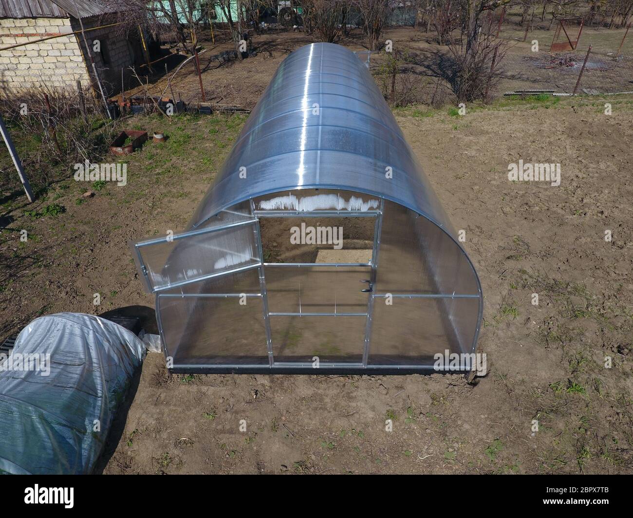 Serre en polycarbonate assemblé à partir de pièces préfabriquées, serre ...