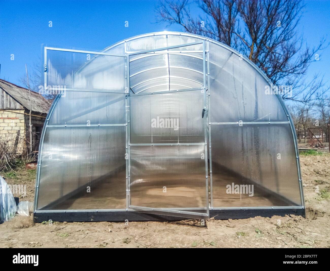 Pour les légumes de serre. Serre en polycarbonate assemblé à partir de ...