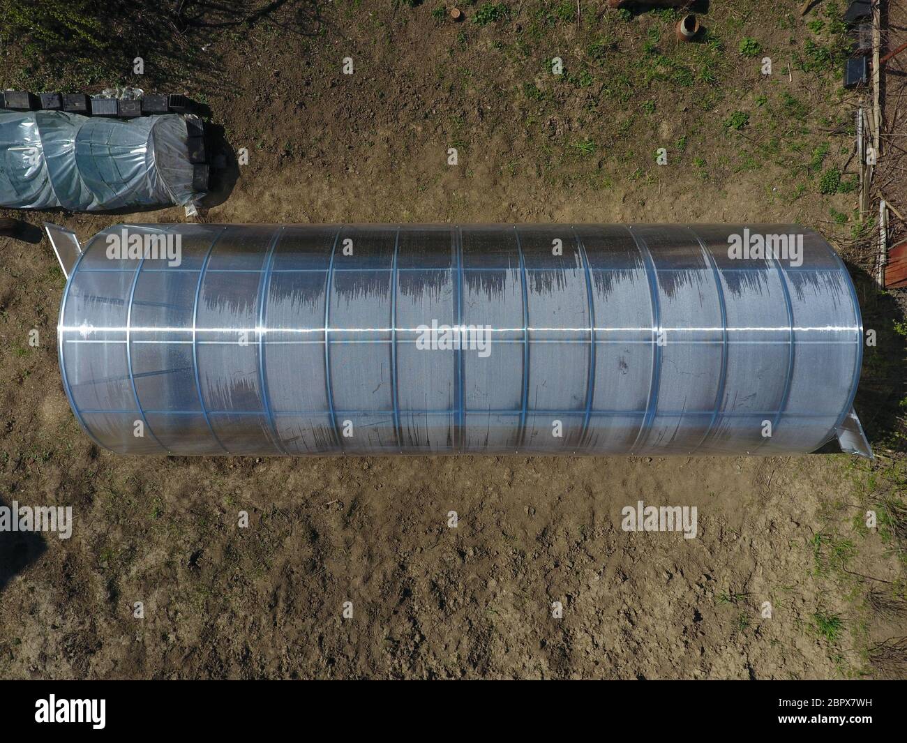 Serre en polycarbonate assemblé à partir de pièces préfabriquées, serre ...