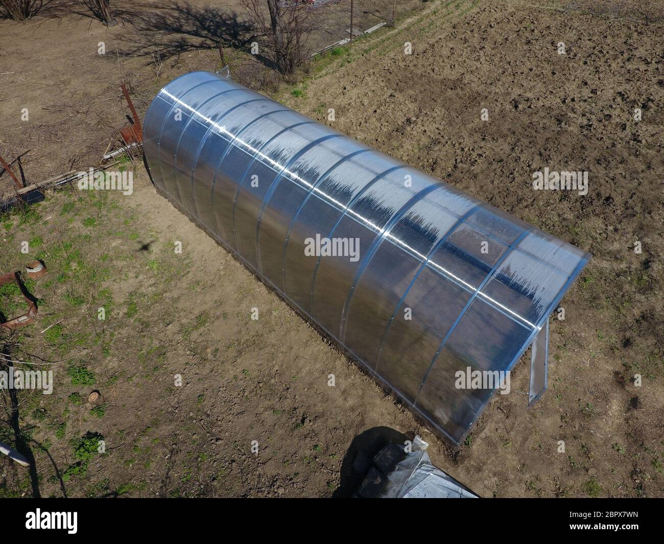 Serre en polycarbonate assemblé à partir de pièces préfabriquées, serre ...