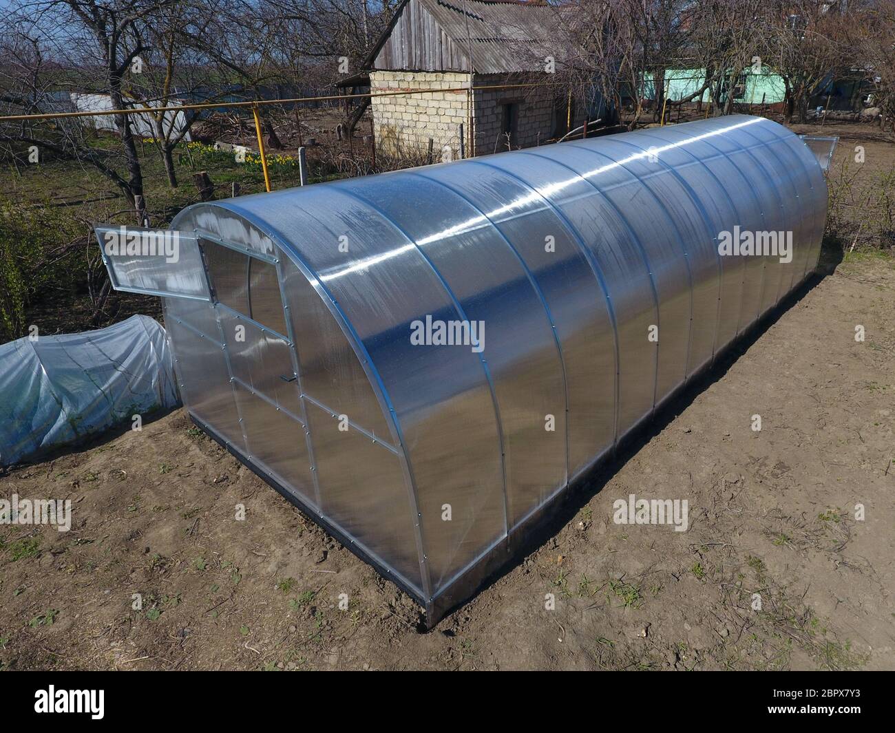 Serre en polycarbonate assemblé à partir de pièces préfabriquées, serre ...