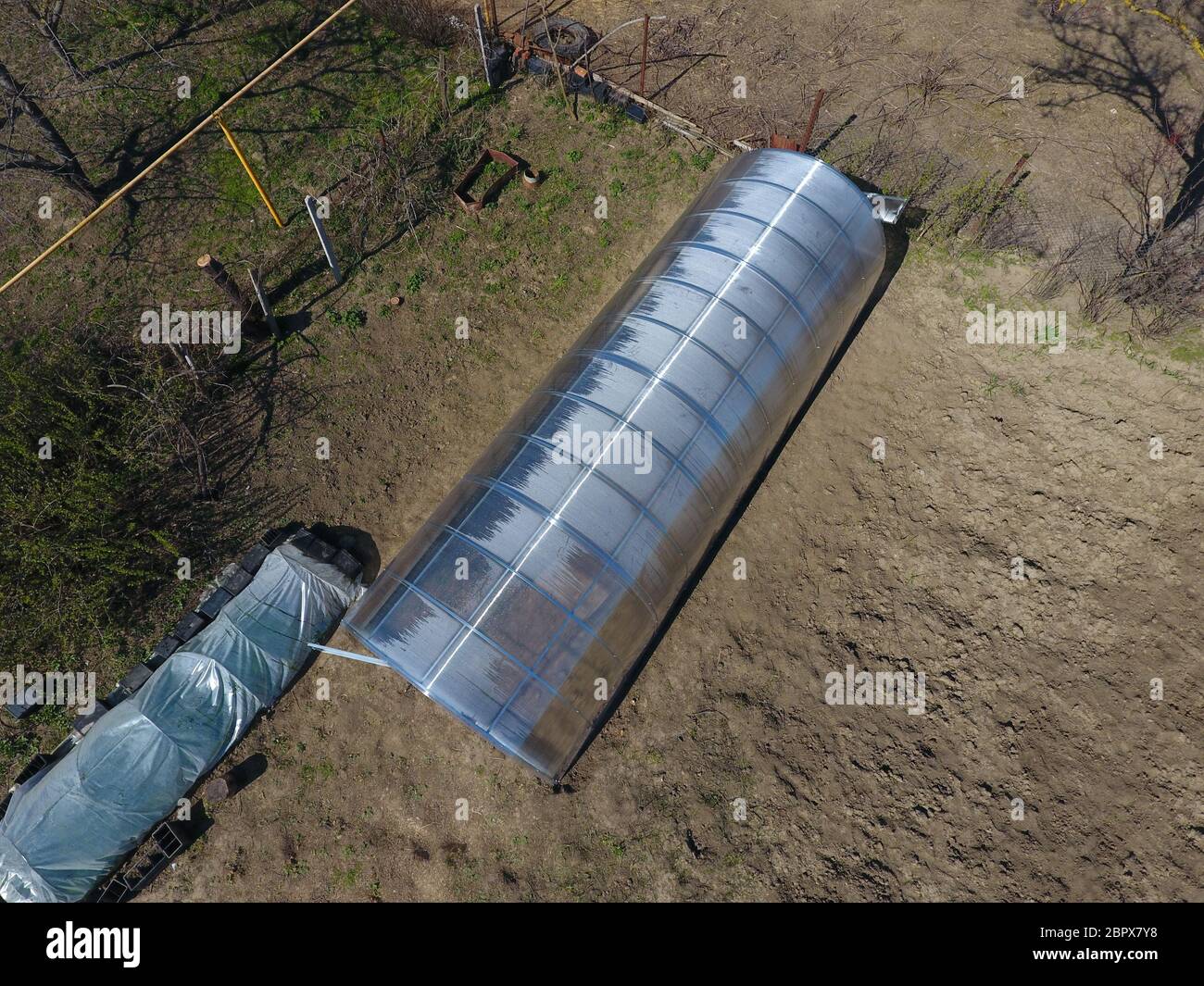 Serre en polycarbonate assemblé à partir de pièces préfabriquées, serre ...