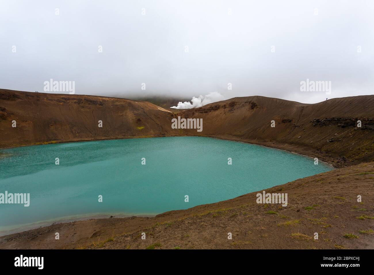 Viti crater avec de l'eau à l'intérieur du lac vert. Cratère Viti ...