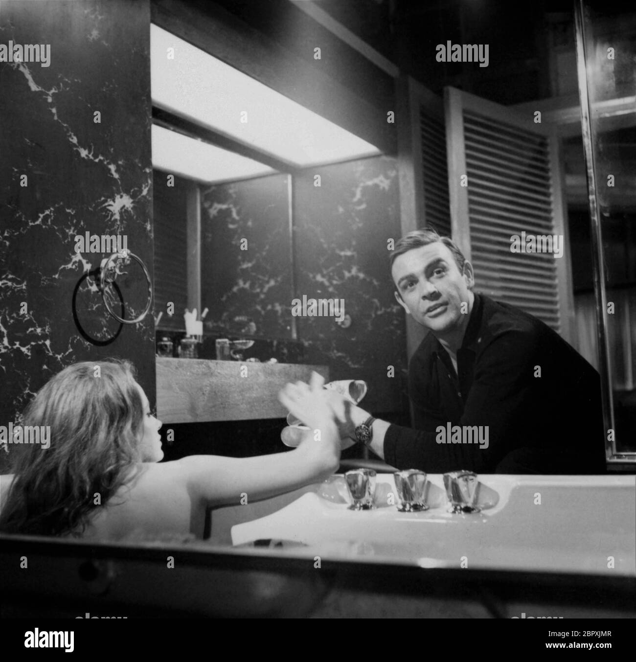 Luciana Paluzzi Bond Banque d'image et photos - Alamy