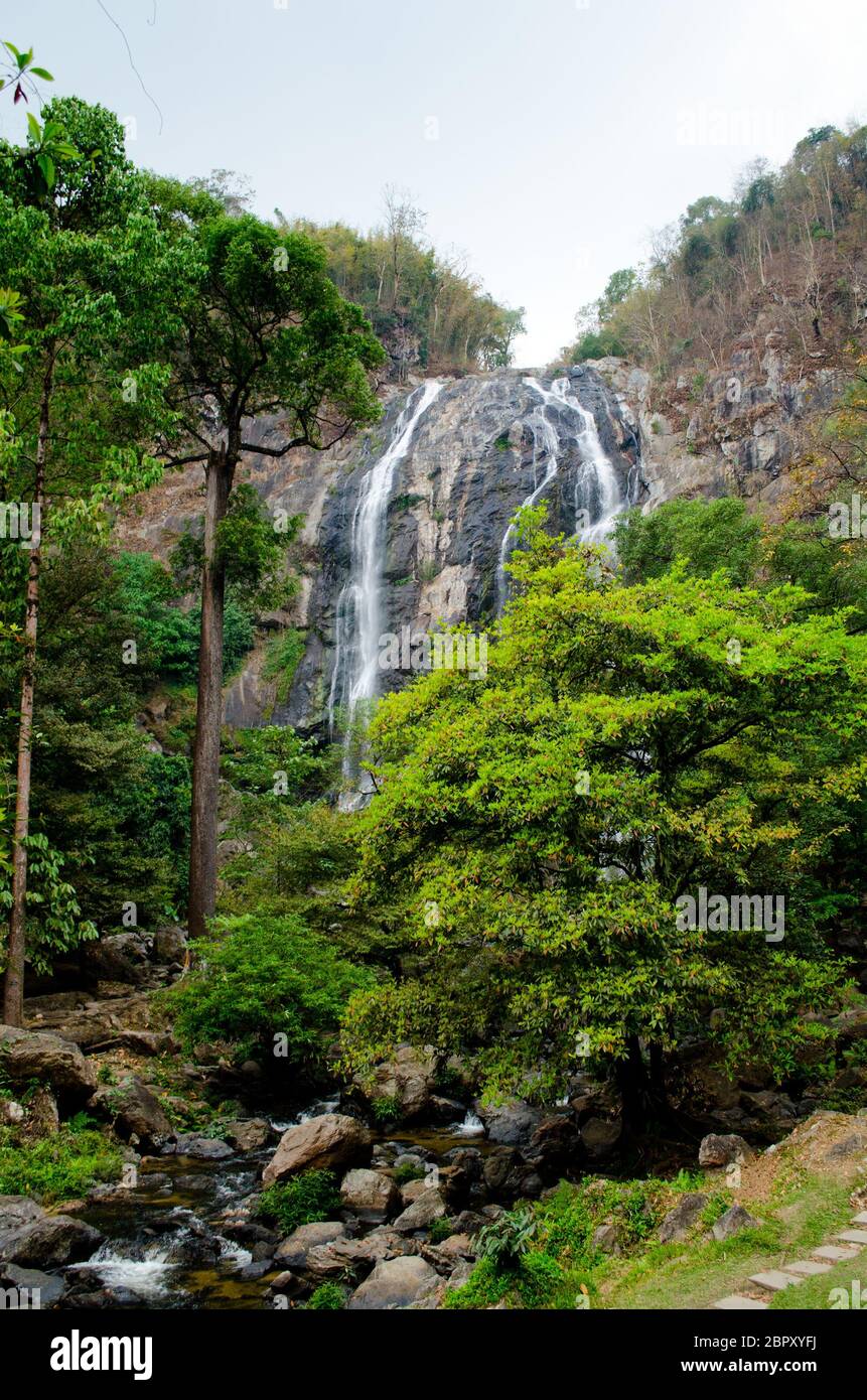 La cascade de Klong lan est une grande cascade en thaïlande, province ...