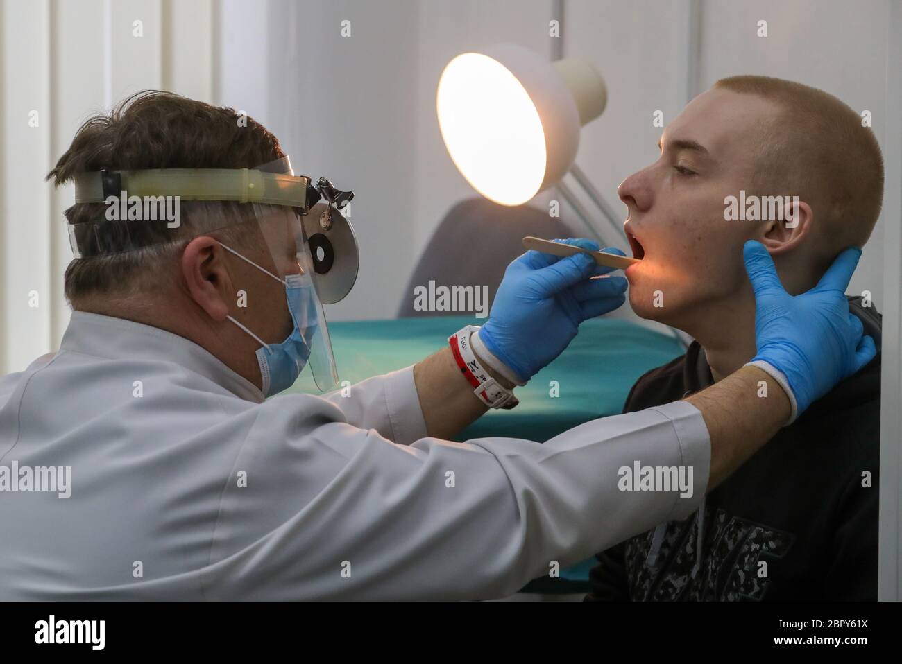 Examination Army Medical Conscript Banque d'image et photos - Alamy